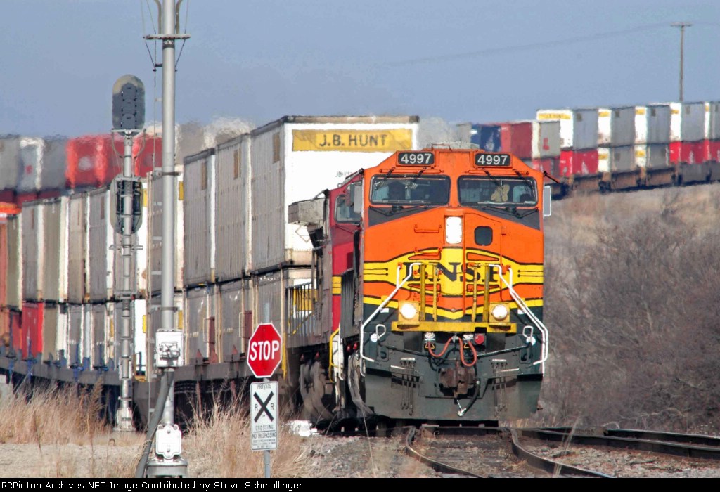 BNSF 4997 East enters the siding at Hermann